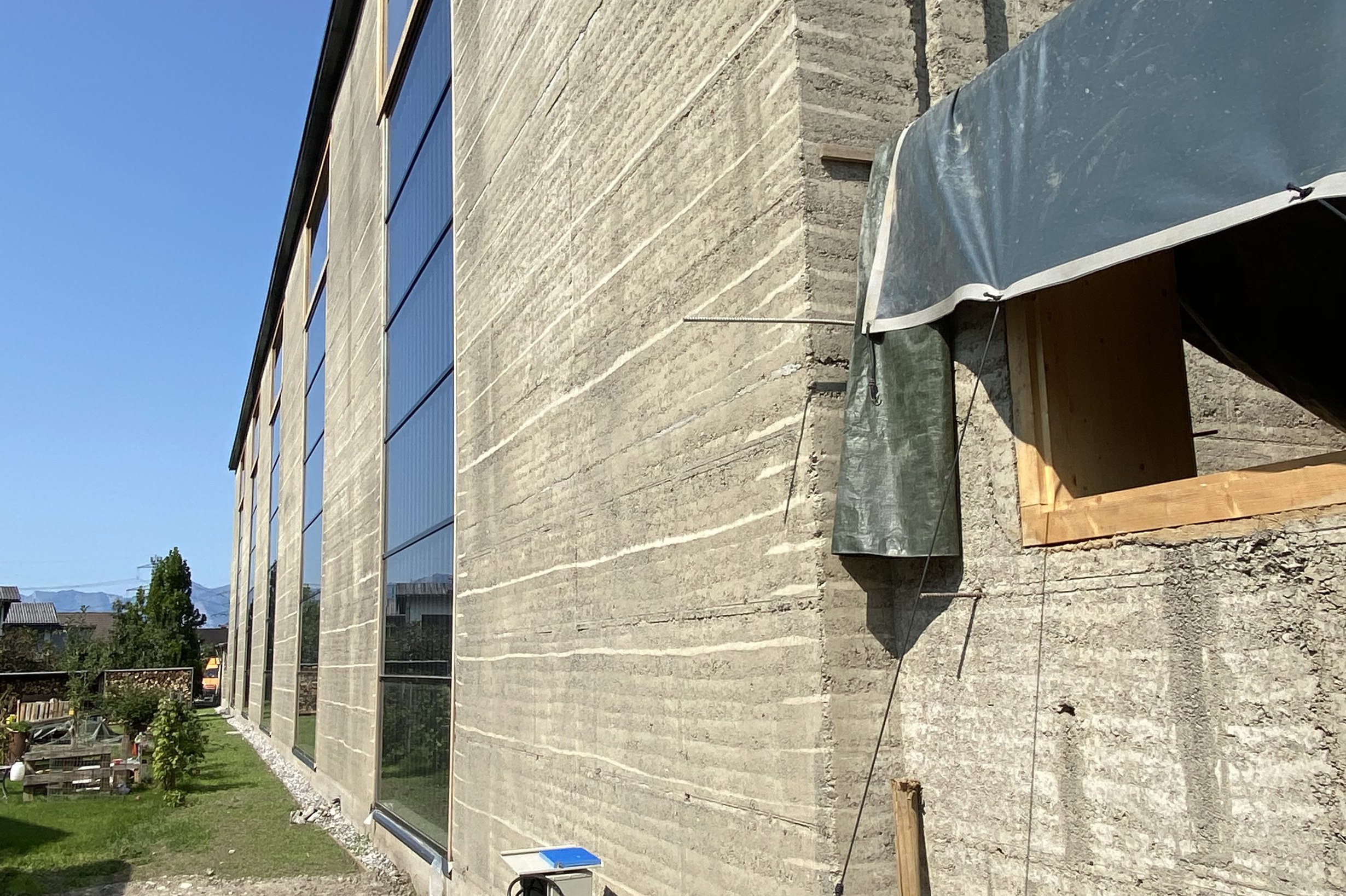 Produktionshalle für Lehm.Ton.Erde — Deutsch